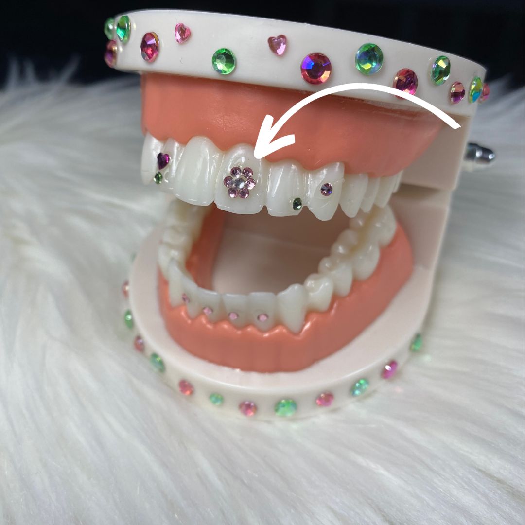 Kit de strass dentaire à poser à la maison : fleur