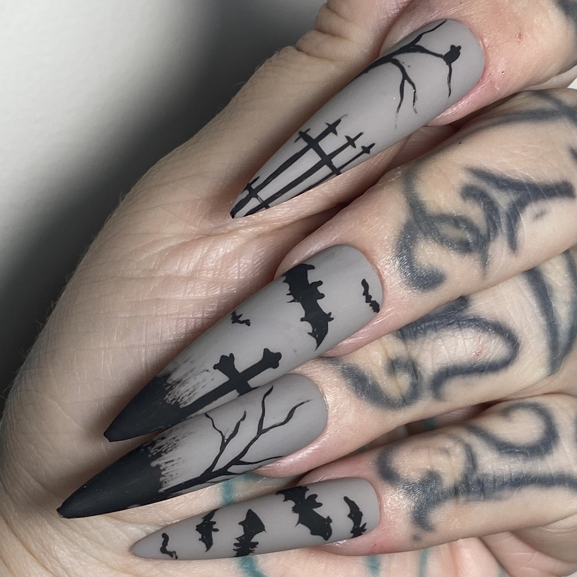 Des faux ongles inspiration cimetière pour Halloween